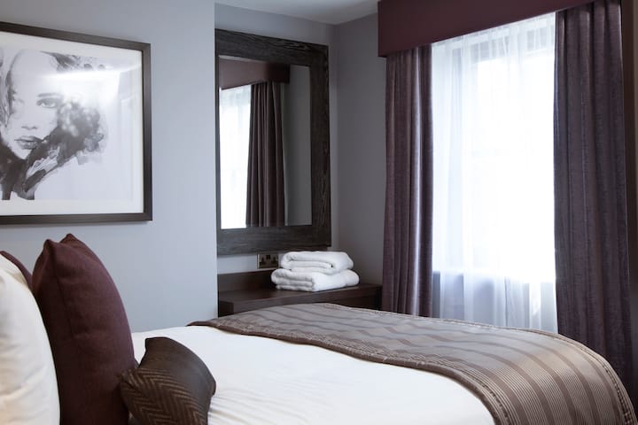 Luxe King Room 28 (Sleeps 2) - Liverpool