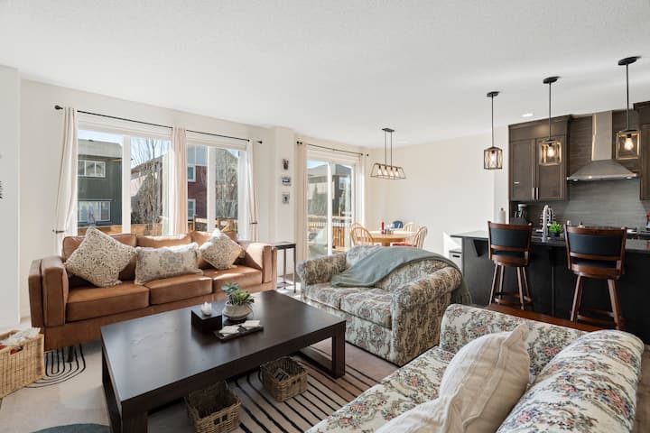 Full Family Home - 50 Mins To Banff- Cozy & Comfy - Canada