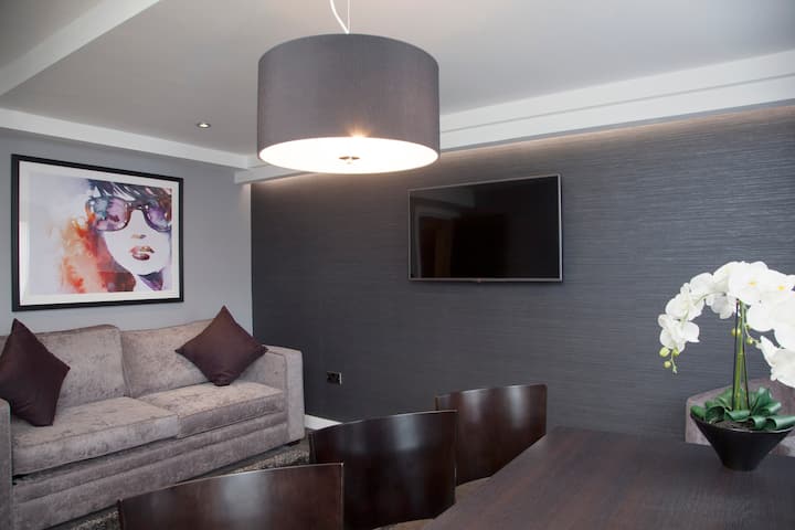 One-bedroom Luxe Apartment 27 (Sleeps 5) - Liverpool