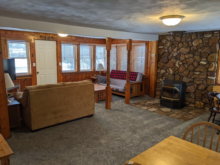 Waterfront Cottage With Full Recreational Room - Oshkosh, WI
