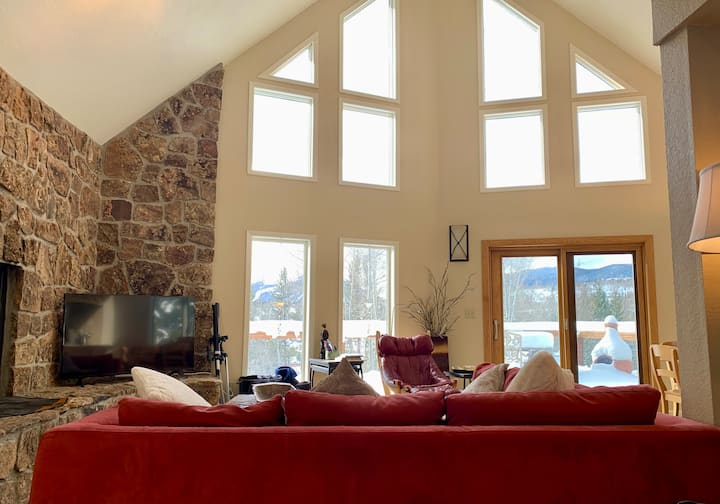 Ski Country Home
5 Bedroom (4 Queen/3 Twin)
3 Bath - Dillon, CO