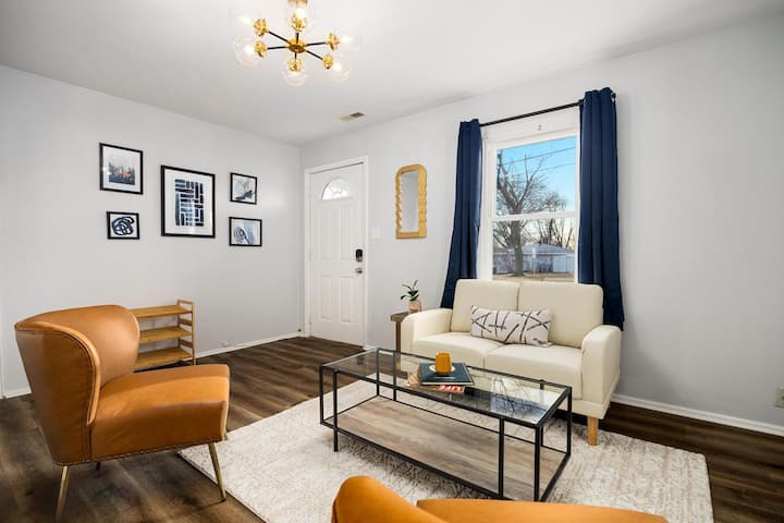 The Modern Elm Escape: A Cozy 2bd In The Heights - Peoria, IL