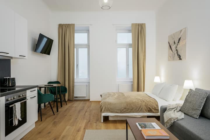 Central & Quiet Studio By Metro, Central, 1month+ - Vienna