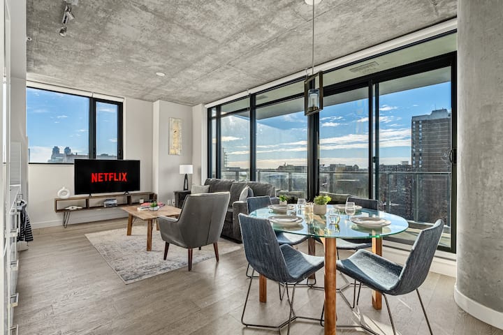 Modern Rustic Charm W/ Tower Views, Pool & Gym - Calgary