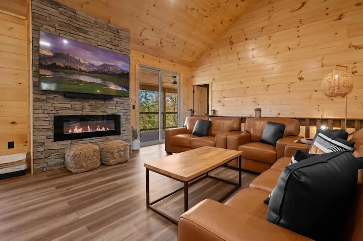 2 Cabins •Sleeps 24•hottub• Pavilion •Views• Games - Pigeon Forge, TN