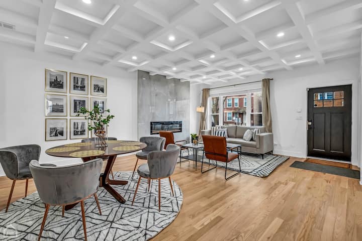 Modern Home Sleeps 14 With Rooftop Near Downtown - Chicago