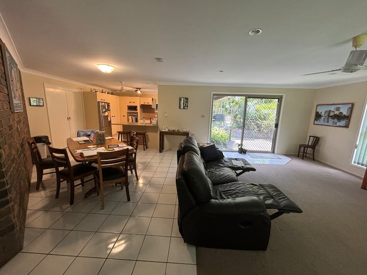 Currawong Palms Guest House - Rockhampton
