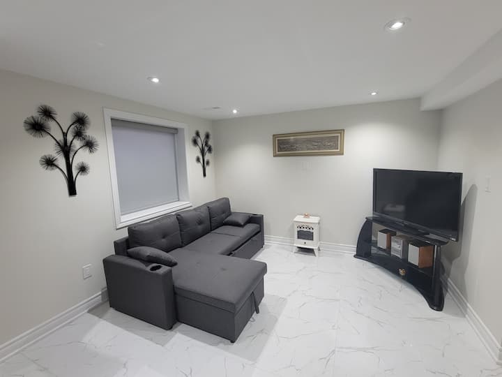 Guest Basement In Scarborough - Pickering