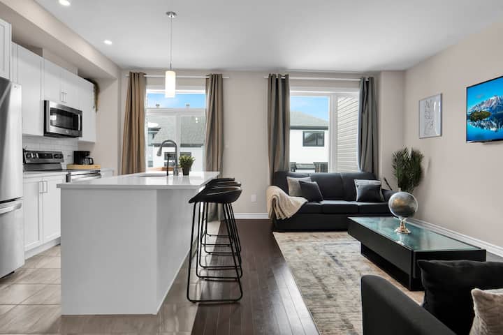 Elegant 3br Home W/ Free Wi-fi,parking & Amenities - Ottawa