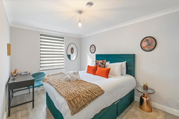 City Sophistication: Chic 3-br For Modern Living - London