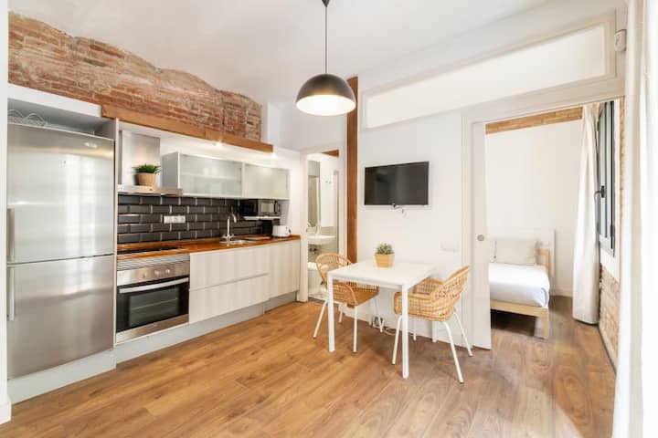 Cozy Apartment With Balcony - Barcelona