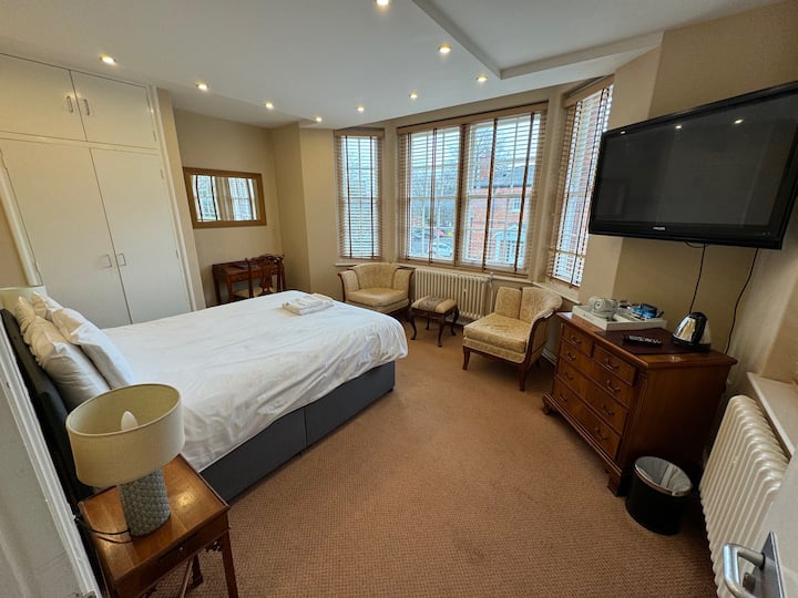 Family Room / Two Bed Apt - Lincoln