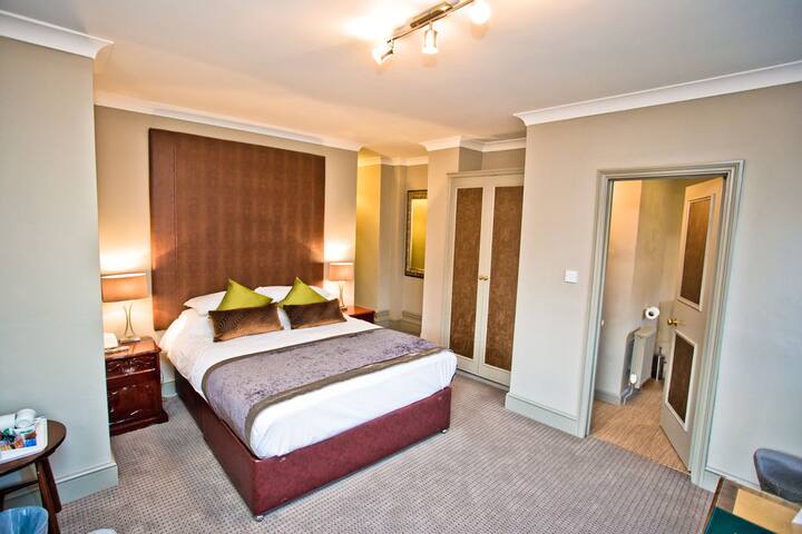 Room 4: Executive Suite - Folkestone