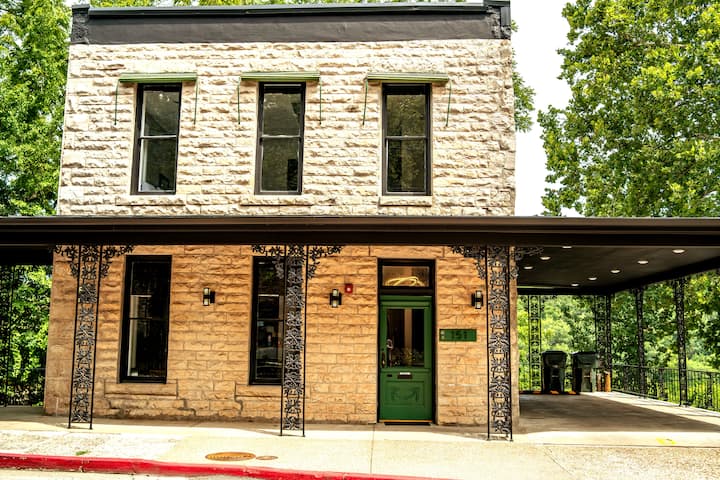 Downtown+hottub+wifi+freepark @151 Spring Building - Eureka Springs, AR