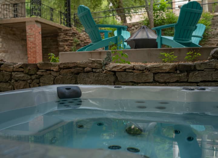 Downtown+hottub+wifi+freepark @151 Spring Building - Eureka Springs, AR