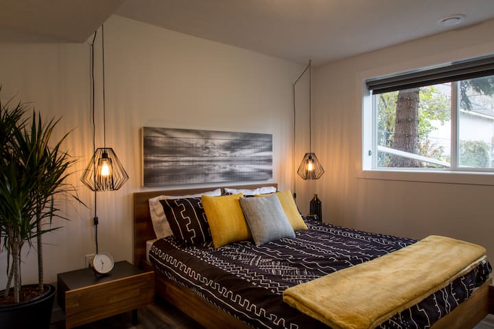 Prime Whyte Ave Near Farmers Market + Free Parking - Edmonton