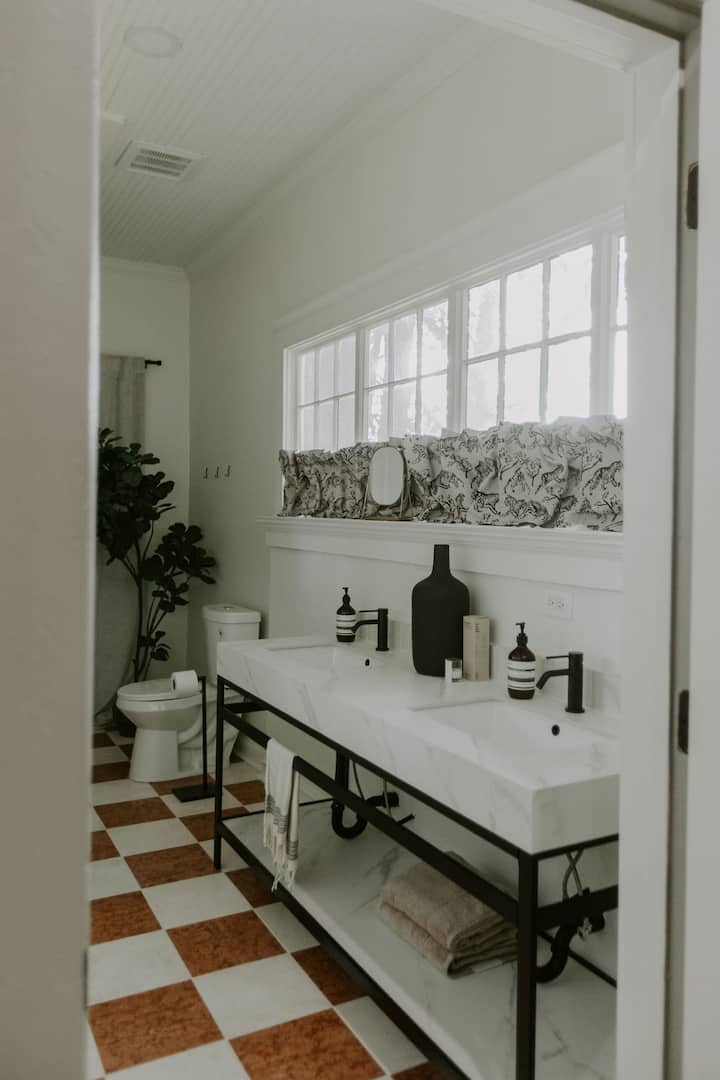 Updated Bungalow Near Downtown + Beltline - Atlanta, GA
