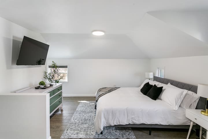 Brand New Loft In Dt Libertyville! Near Naval Base - Libertyville, IL