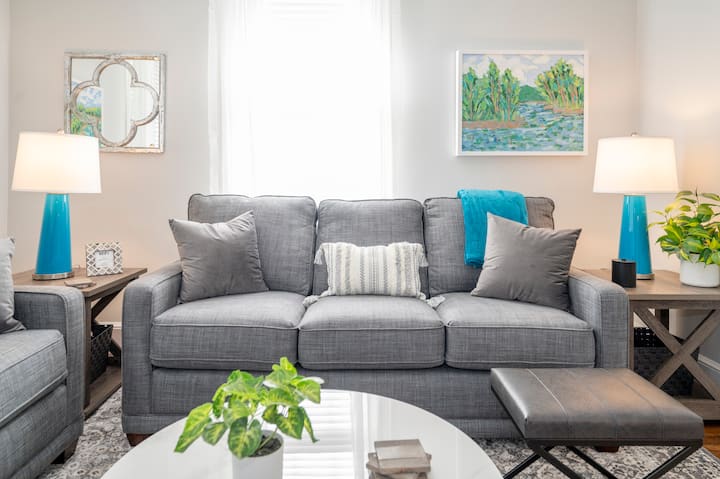 Stylish Comfort, Lynchburg 2br Gem - Big Island, VA