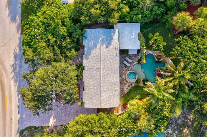 Welcome To Your Oasis Steps From The Beach! - Vero Beach, FL