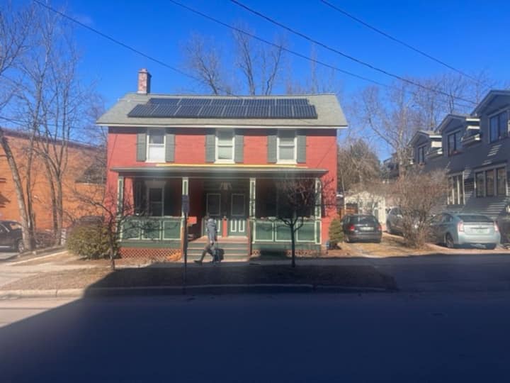 Homey 2 Bed For Eclipse Week! - Burlington, VT