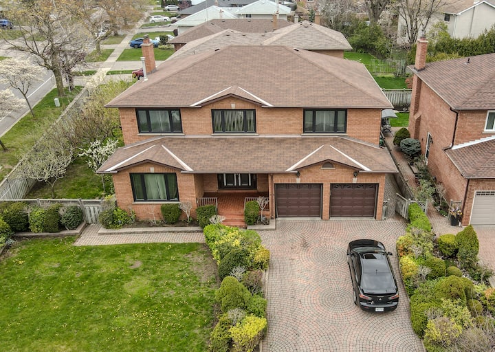 Beautiful Expansive Home Near Sherway Gardens Mall - Mississauga
