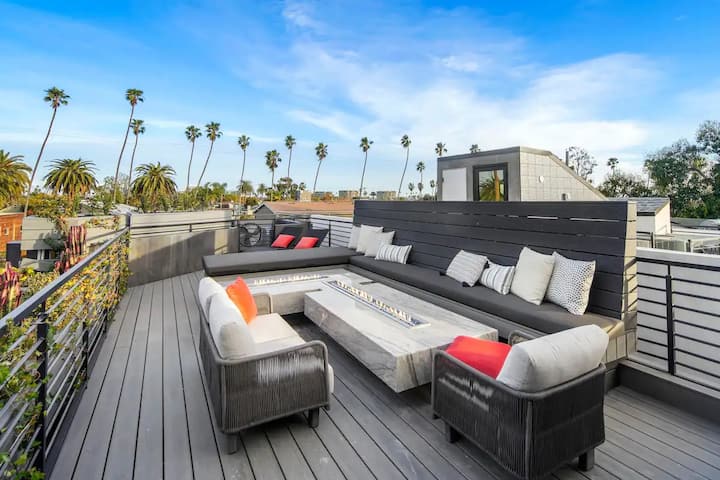 Luxury Venice Stay Designer Style + Pool & Rooftop - Los Angeles, CA