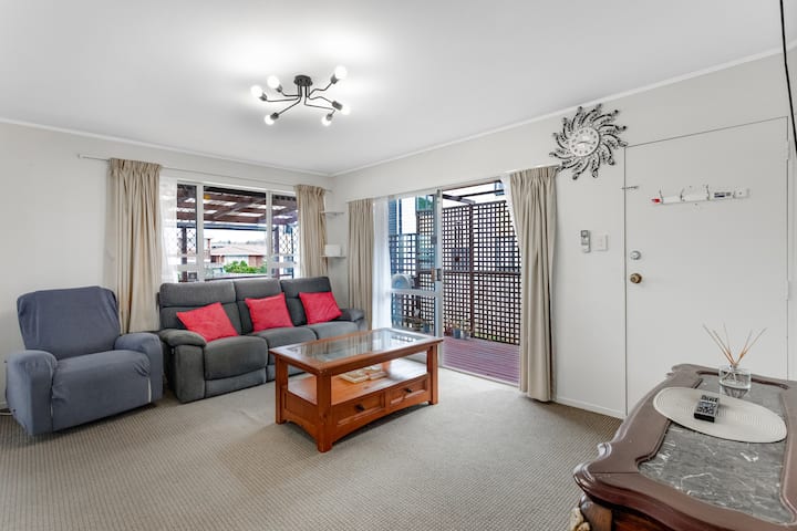 Homespun Unit With Deck, Air-con And Parking - Auckland