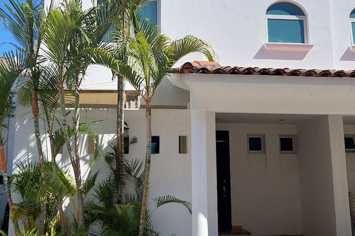 Versalles - Food, Fun, Sun - Puerto Vallarta