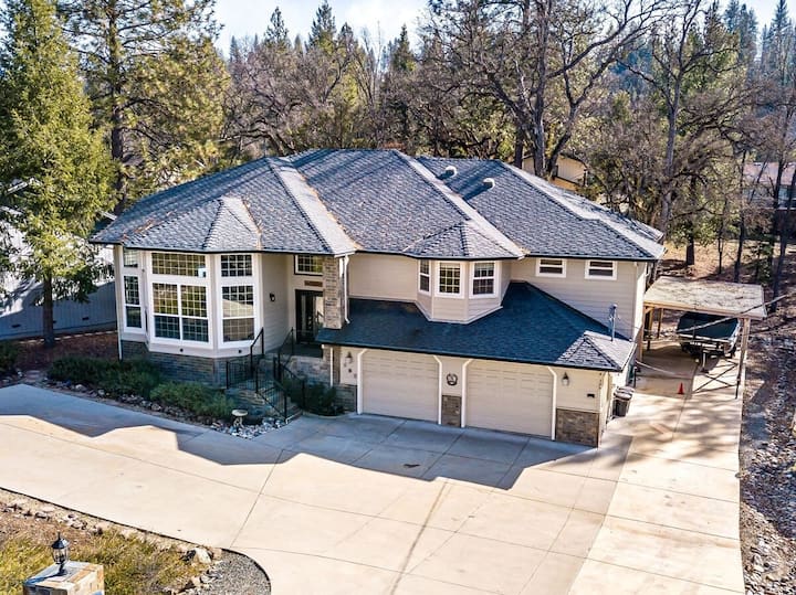 6 Bedroom Home With A 5 Minute Walk To Lake Lodge! - Yosemite National Park, CA