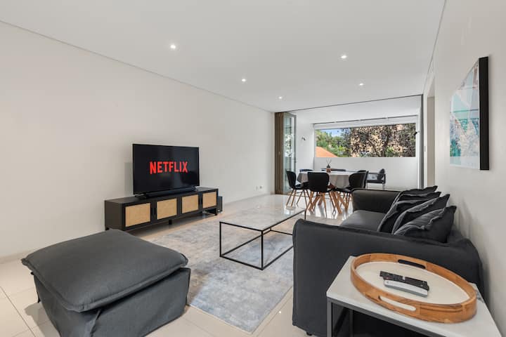 Open-plan 2br Unit W/ Parking In Prime Bondi Beach - Bondi Beach