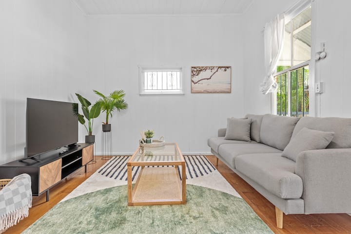 Leafy 2br Cottage W/ Large Balcony & Backyard - Brisbane