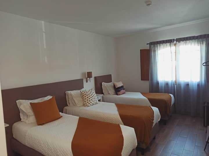 Porto D'abrigo - Quarto Triplo Com Peq. Almoço - Abrantes