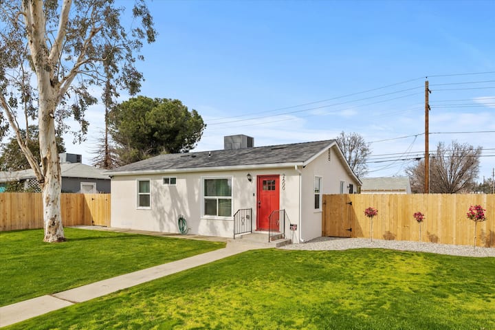 Stay In This Downtown Cottage - ベーカーズフィールド, CA