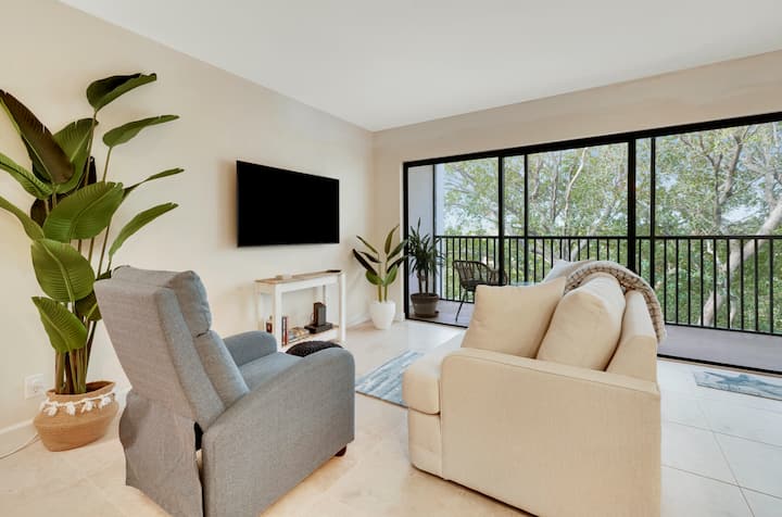 Cozy Top Floor Retreat, Walk To Beach. - Jupiter, FL
