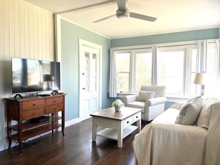 Walk To Beach! Original Victorian Cottage - Falmouth, MA