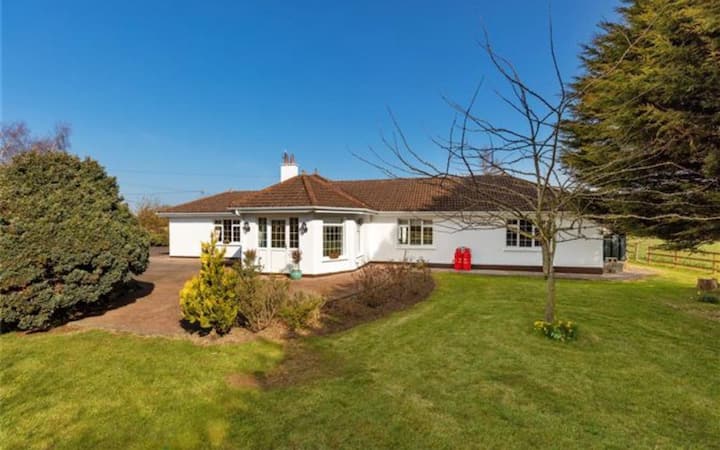 Large Country Style House For A Peaceful Getaway - Ashbourne