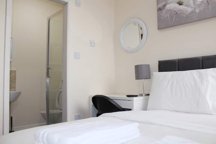 Ensuite Escape: Shared Kitchen, Easy Access R2 - Liverpool