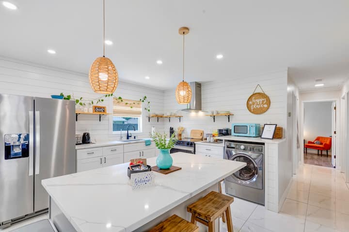 Bluejay's Nest: Game Room, Walk To Water & Stadium - Honeymoon Island State Park, Dunedin