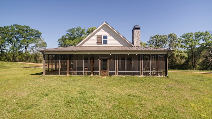 Happy Place Farmhouse - Lake Martin, AL