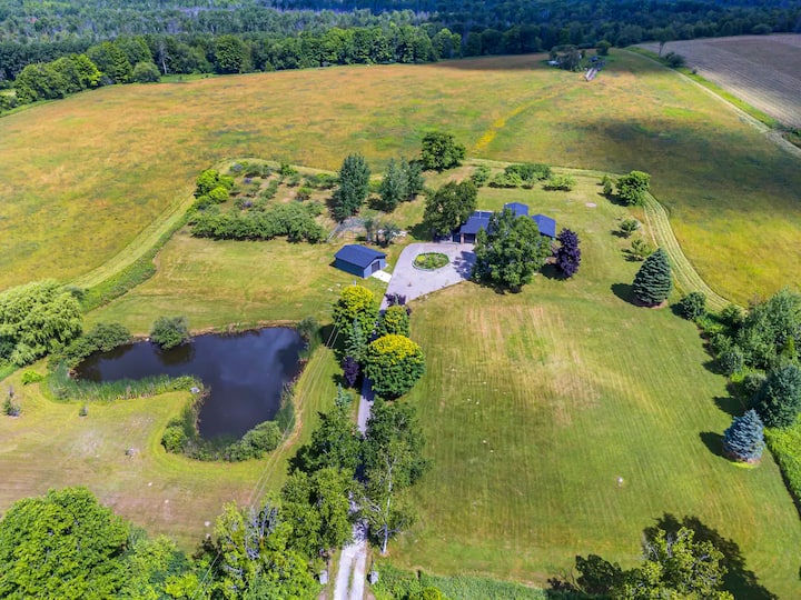 Serene 4br House W/ Hot Tub, Lake, Billiards & Bbq - Georgina