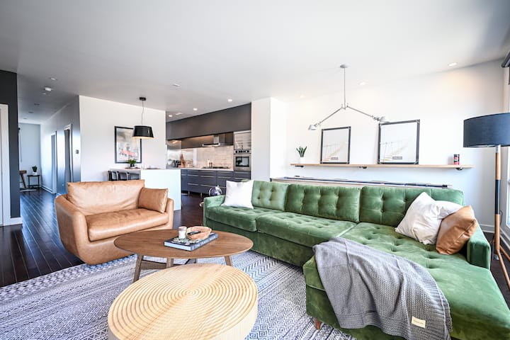 Downtown Loft - King Beds + Garage + Shuffleboard - Indianapolis, IN
