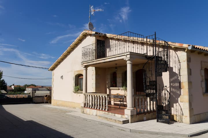 Alojamiento Con Piscina Y Bodega - Arévalo