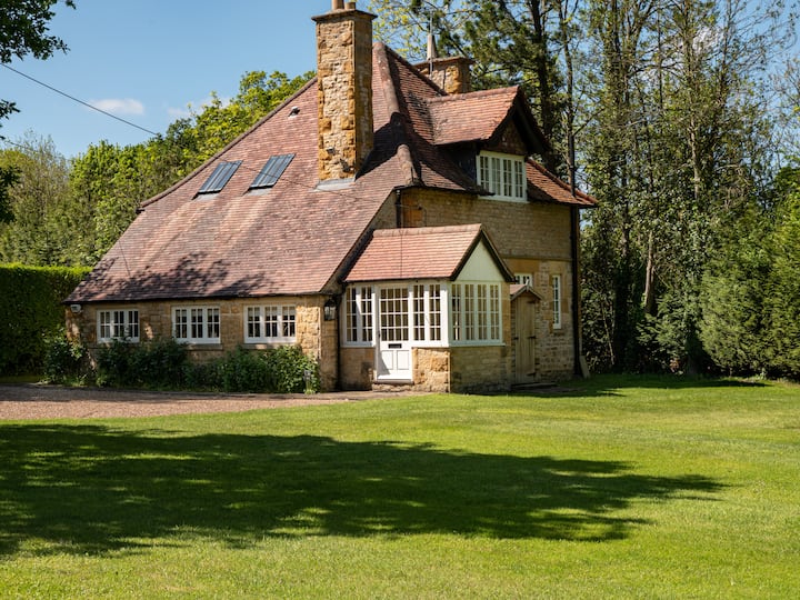 Whole Cottage: Lil' Lodge Of The Cotswolds - Stow-on-the-Wold