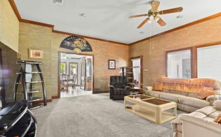 Baton Rouge Home With Big Yard - Baton Rouge, LA