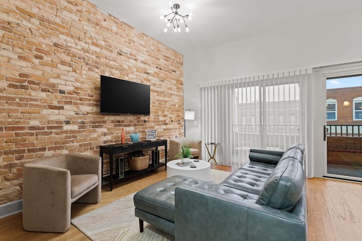 Stylish City Apartment With Patio - Spartanburg, SC