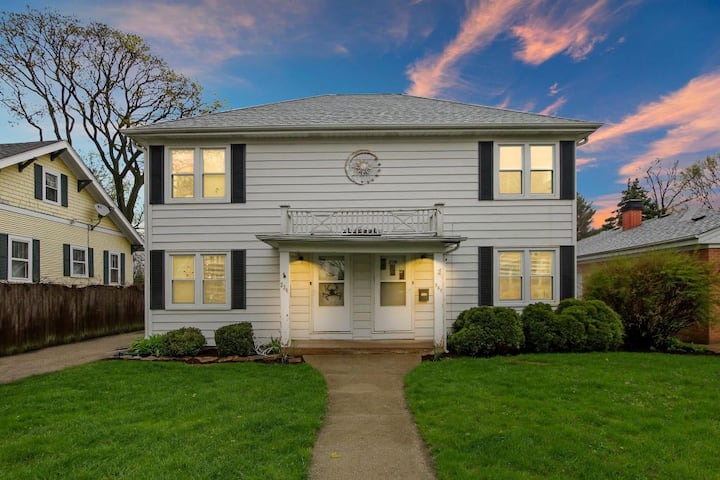 Home W/ 2 Kitchen & Living Rooms, Near Naval Base! - Lake Forest, IL