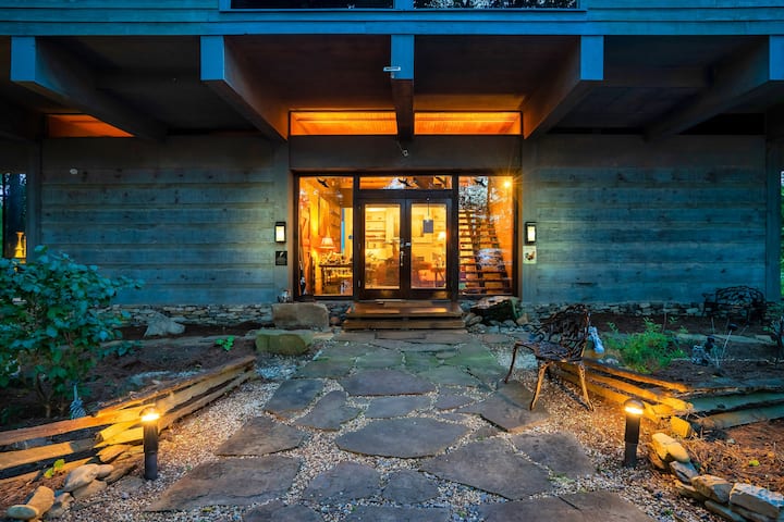 Mountain View! | Private Deck | King Bed | Wifi - Townsend, TN
