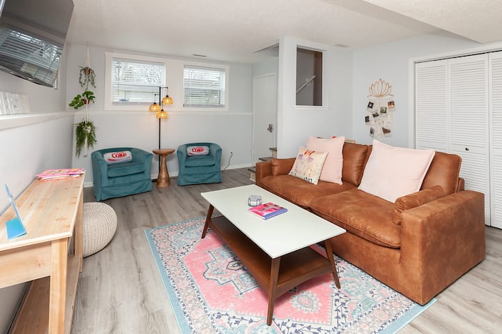 Swiftiesanctuary: Upgradedkingbed &Reading Nook - Des Moines, IA