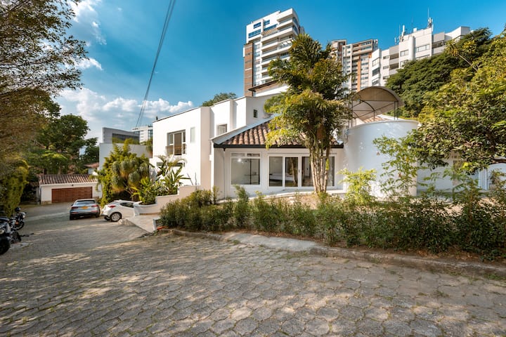 Ch105 Poblado 7br Villa|jacuzzi|a/c| 24/7 Security - Medellín